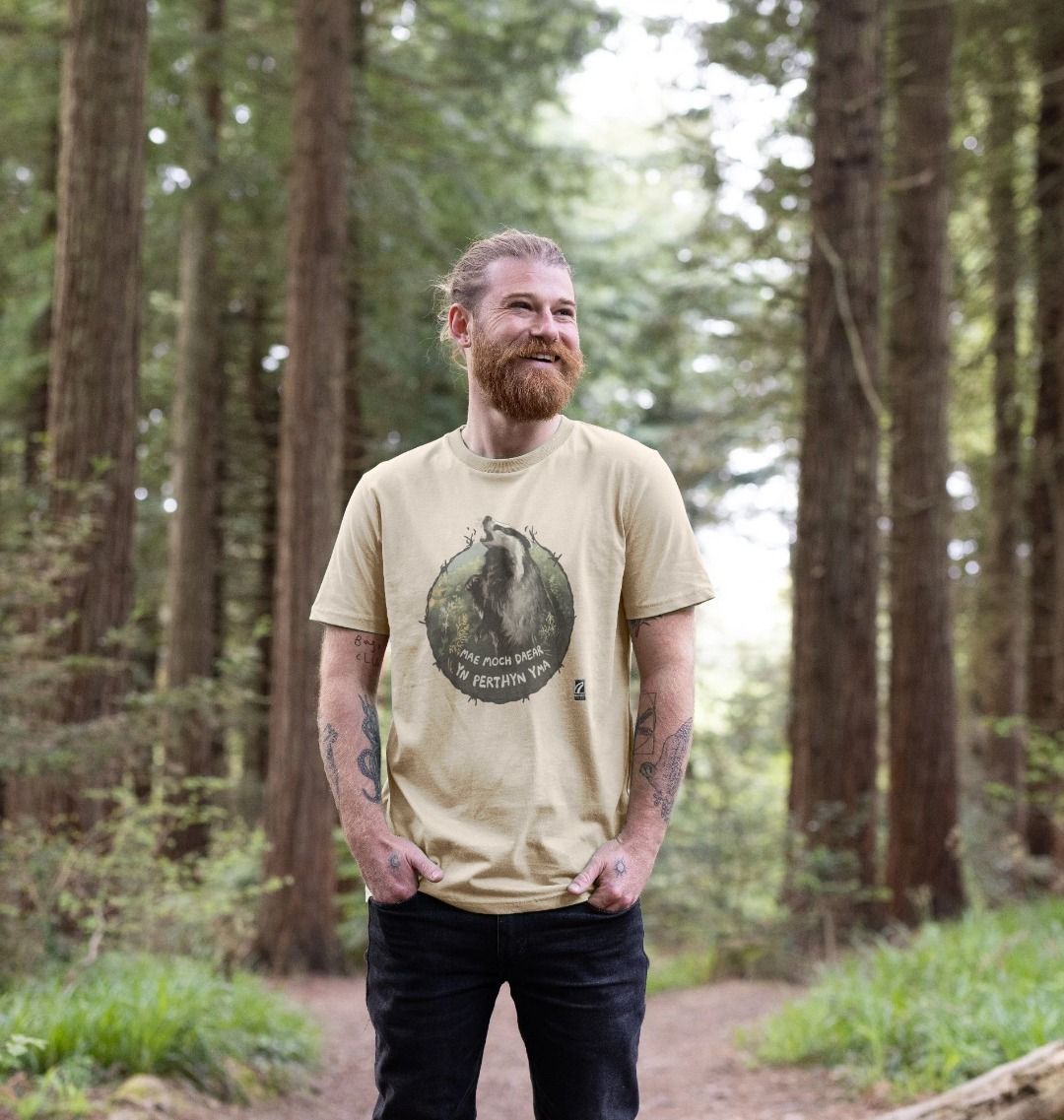 Mae moch daear yn perthyn yma X Toby Allen T-shirt